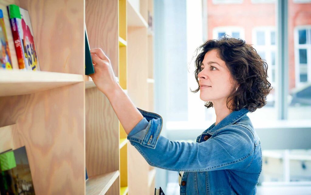 Online and offline library courses for teachers and school librarians